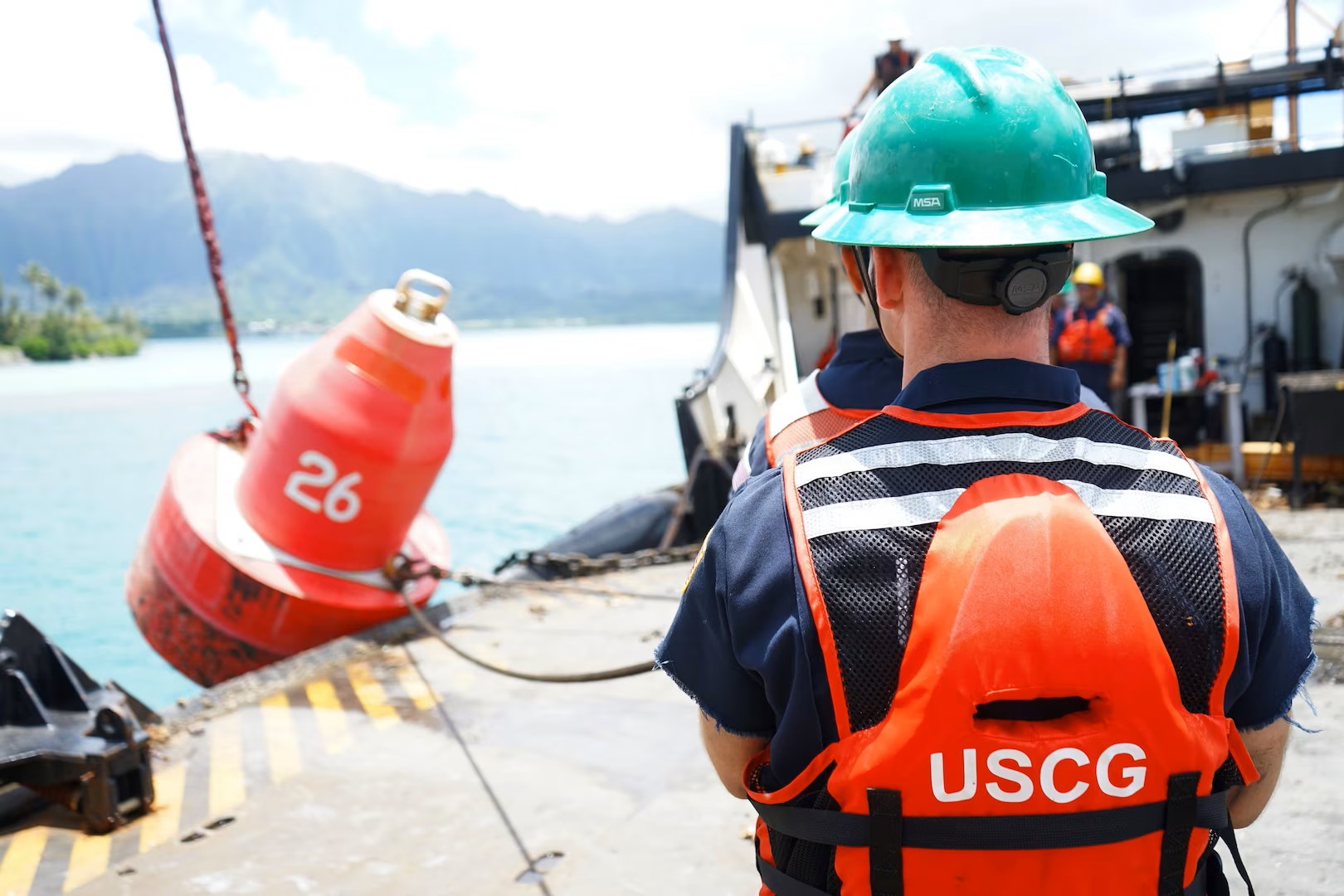 US Coast Guard - Buoy servicing off Oahu, Hawaii - IALA AISM